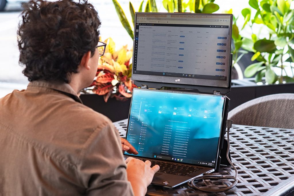 How Extra Screens Can Enhance Your Laptop DJ Setup? | Twisted Male Mag